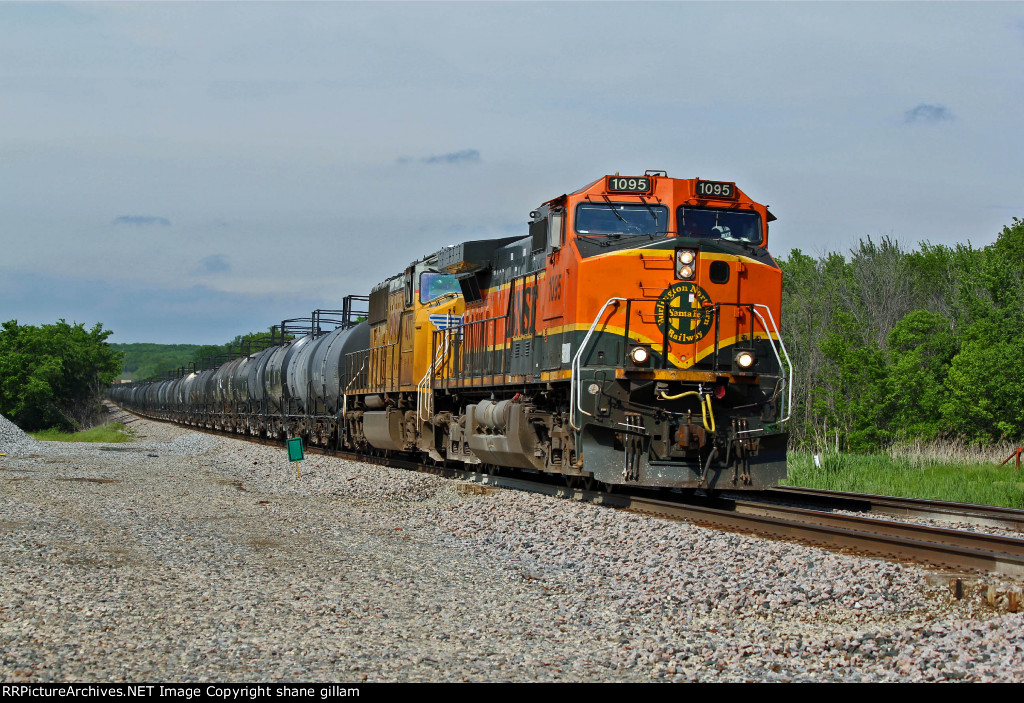 BNSF 1095 Sports the H1 Paint.